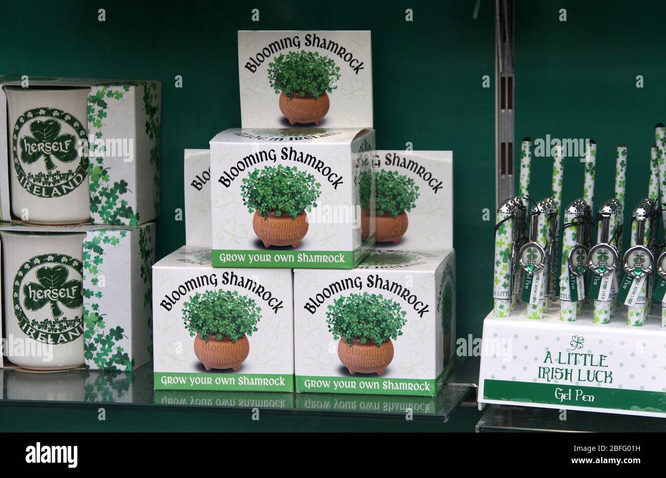Irish souvenirs in a gift shop window Stock Photo - Alamy