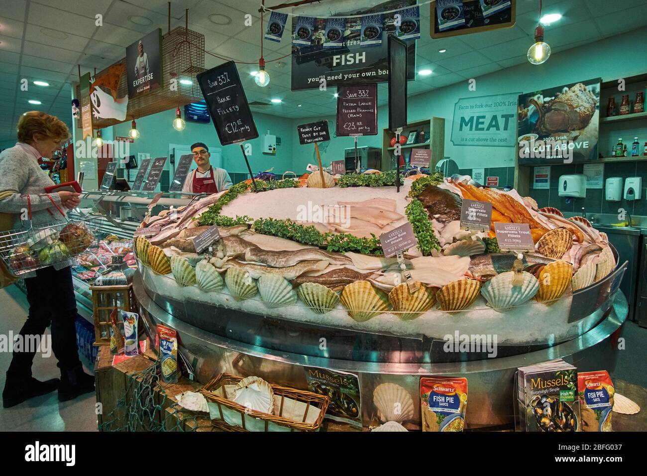 Fresh seafood display supermarket hi-res stock photography and images ...