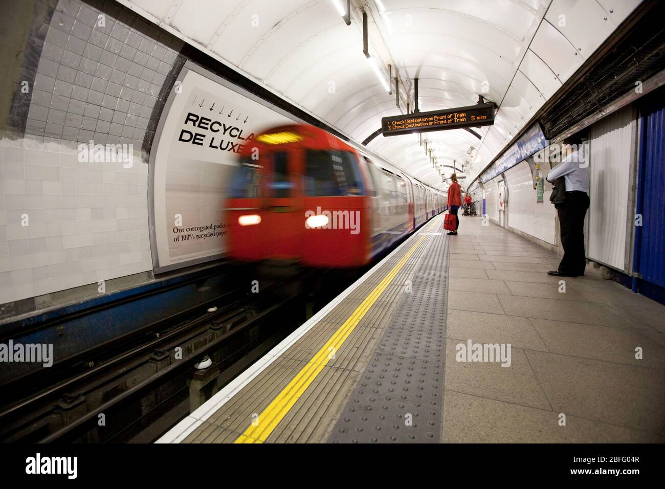 One of the two Victoria line platforms at King's Cross under ground ...