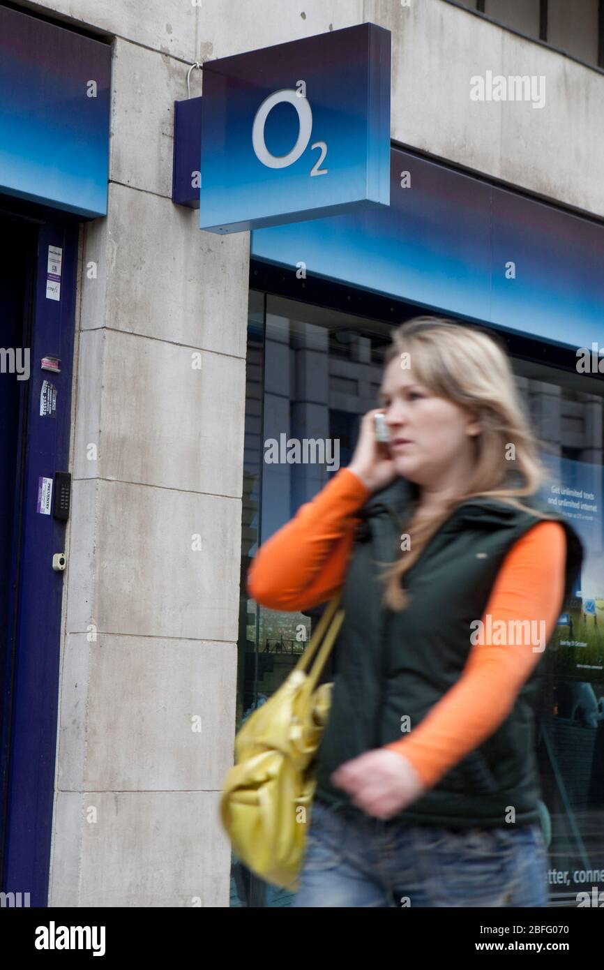 Exterior of an O2 store Stock Photo - Alamy