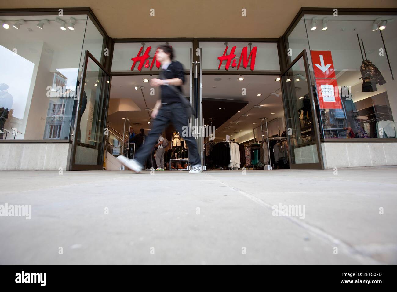 Leaving clothing store hi-res stock photography and images - Alamy