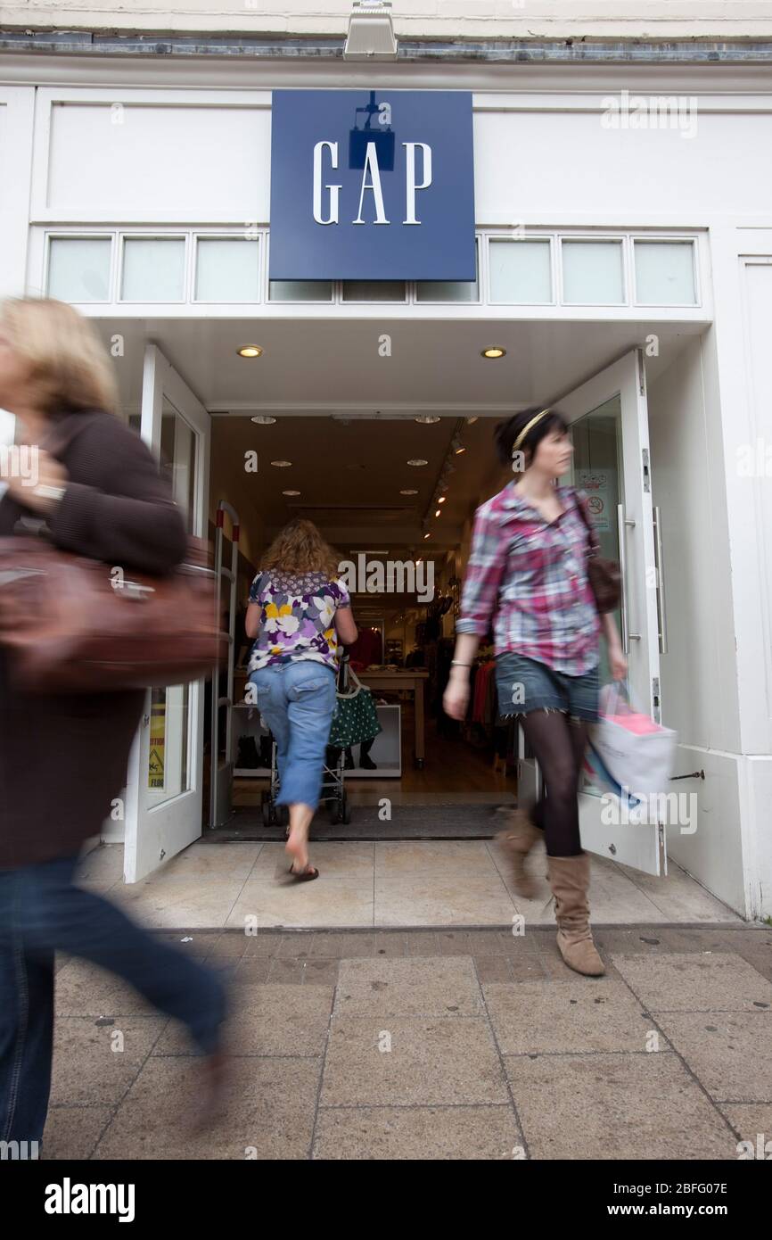 Customers entering store hi-res stock photography and images - Alamy