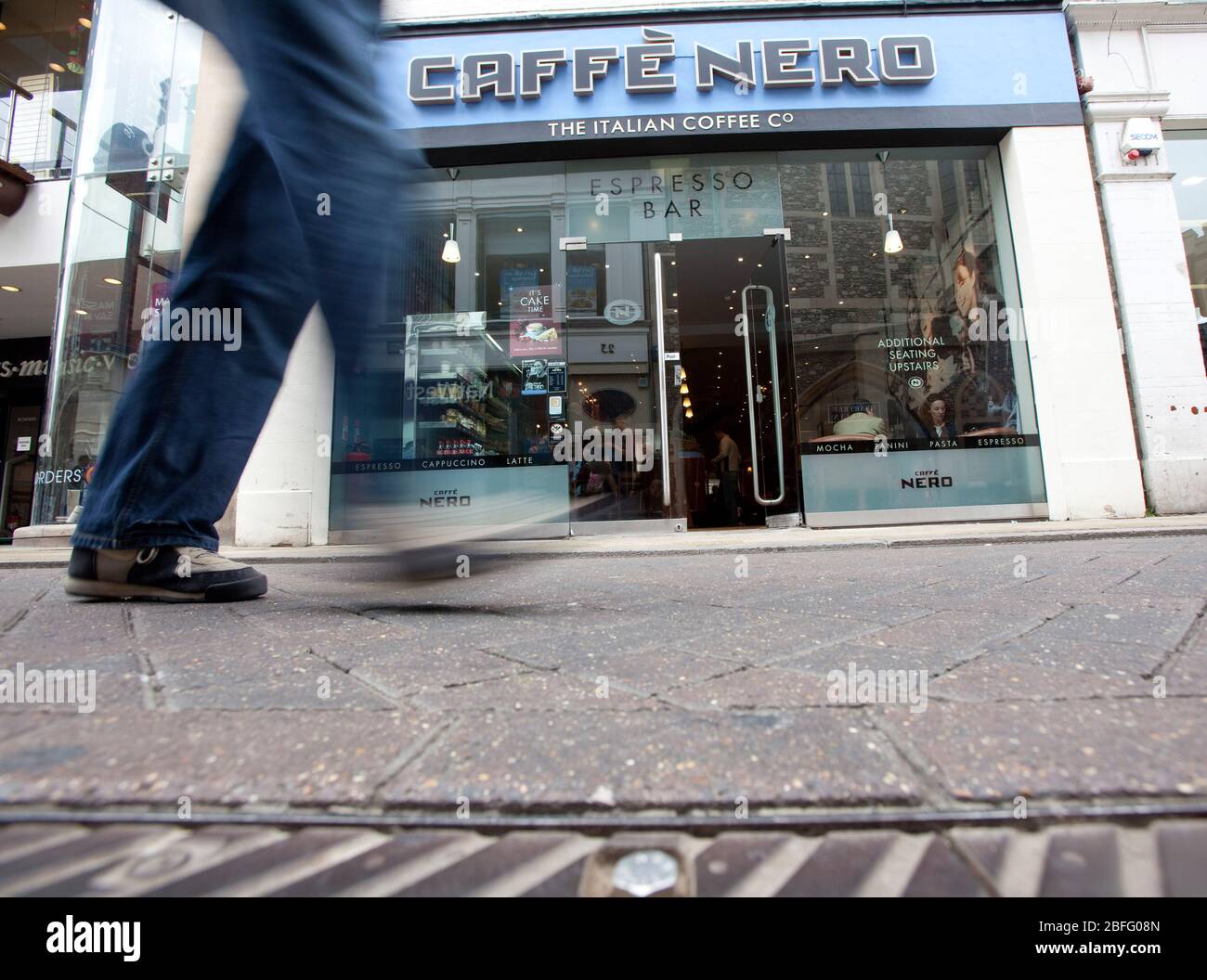 A Caffe Nero coffee shop front Stock Photo - Alamy