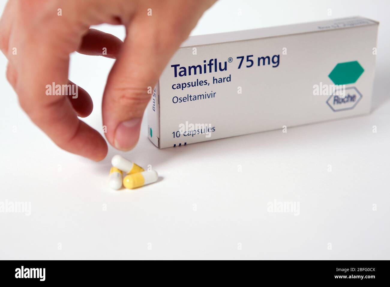 Illustrative image of a Tamiflu box and tablets Stock Photo - Alamy