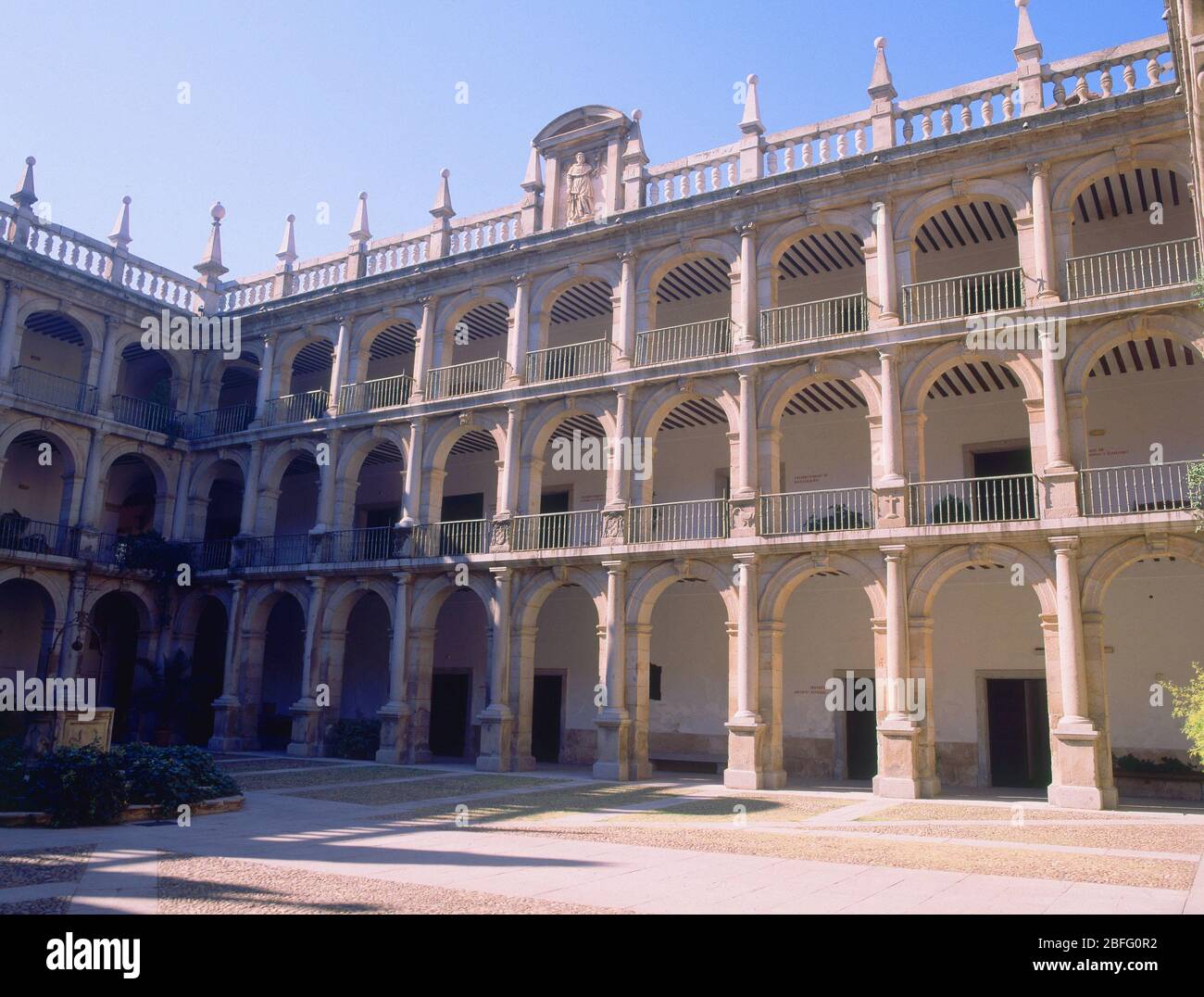 PATIO PRINCIPAL DE LA UNIVERSIDAD DE ALCALA DE HENARES- PATIO DE SANTO ...