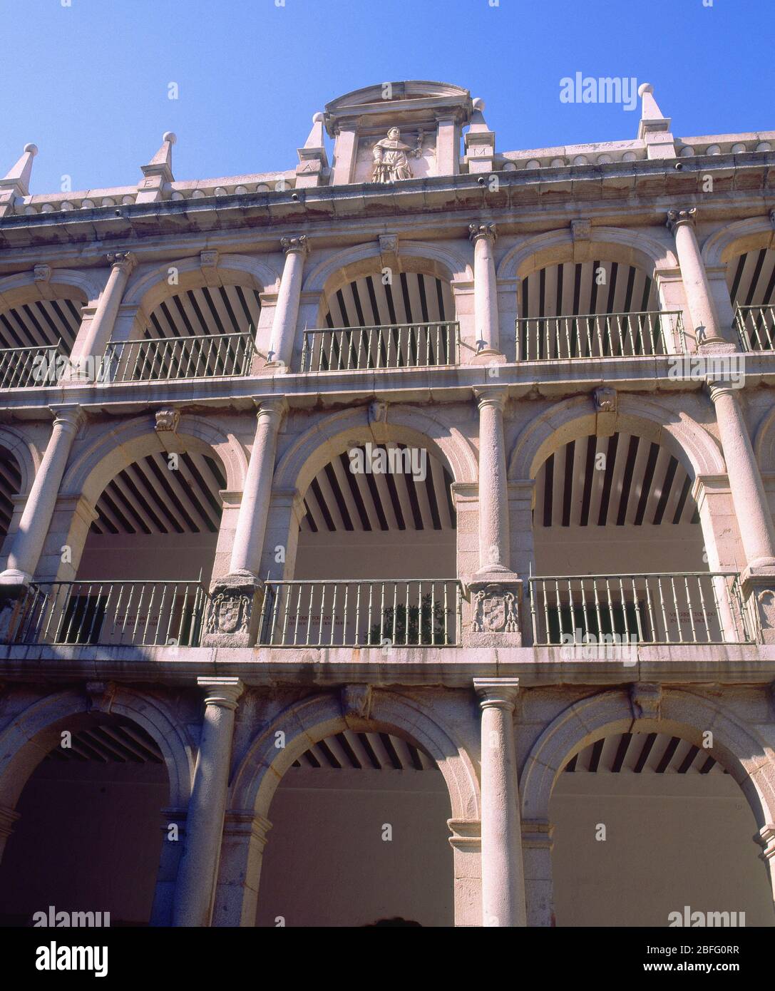ARQUERIAS DEL PATIO PRINCIPAL DE LA UNIVERSIDAD DE ALCALA DE HENARES O ...