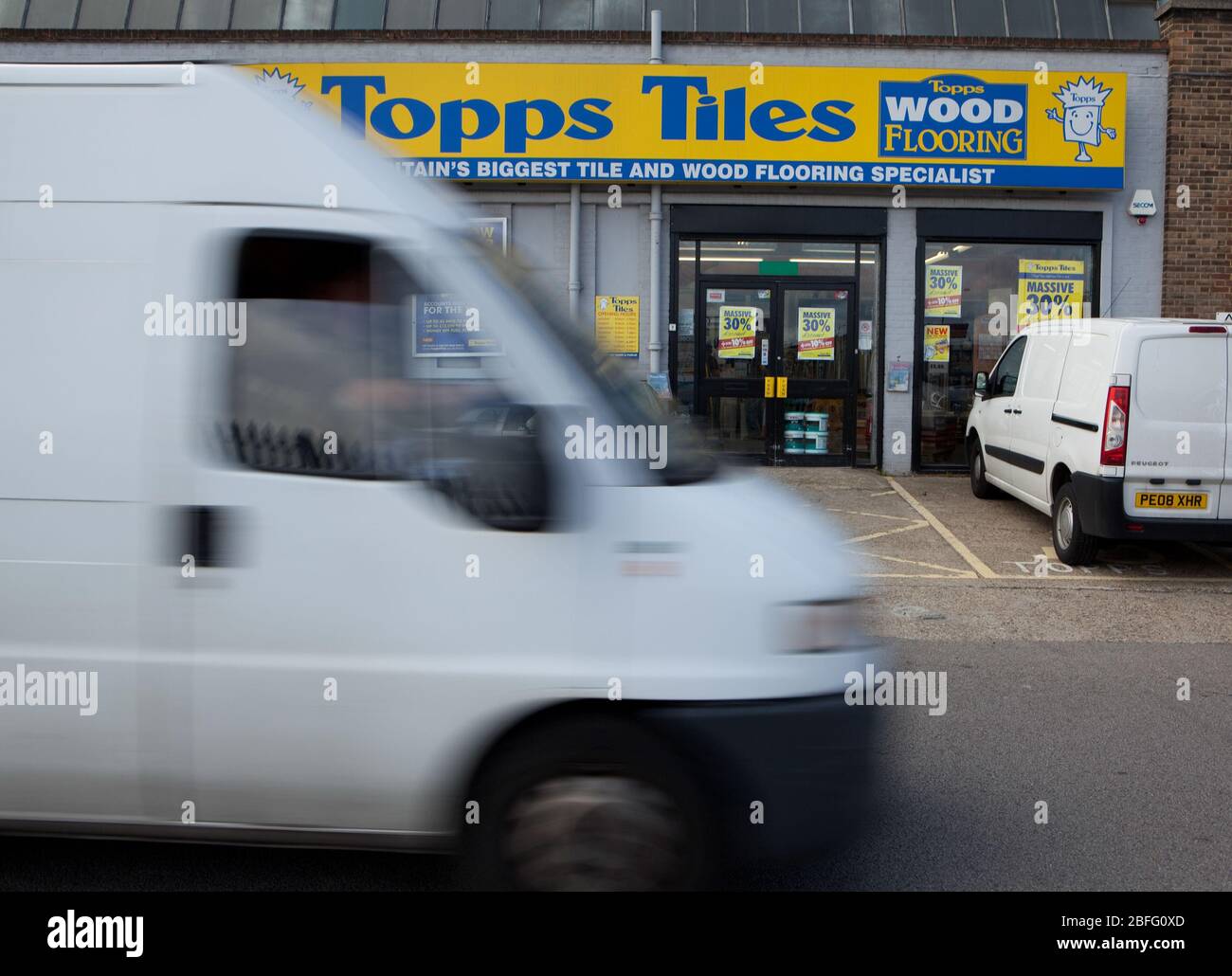 Topps tiles shop front hi-res stock photography and images - Alamy