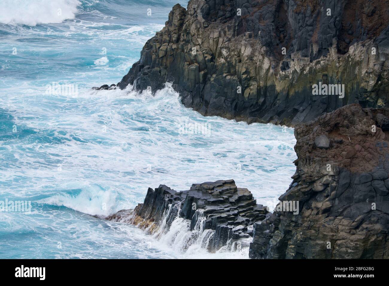 Crevice in the rocks hi-res stock photography and images - Alamy