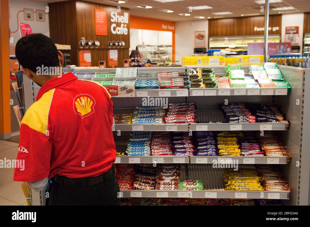 The Shell garage at Beaconsfield services, just off the M40 Stock Photo ...