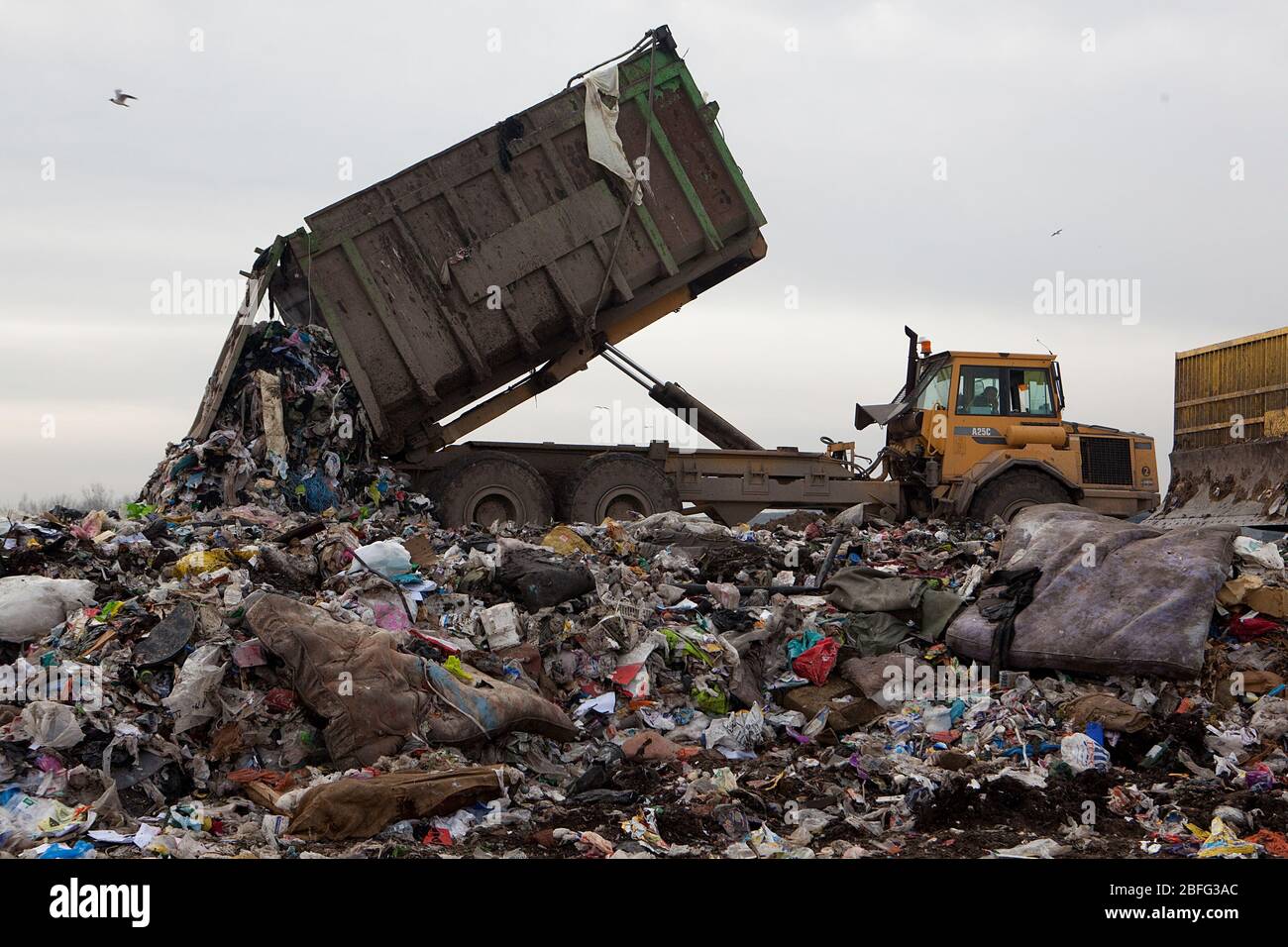 Rubbish lorry landfill hi-res stock photography and images - Alamy