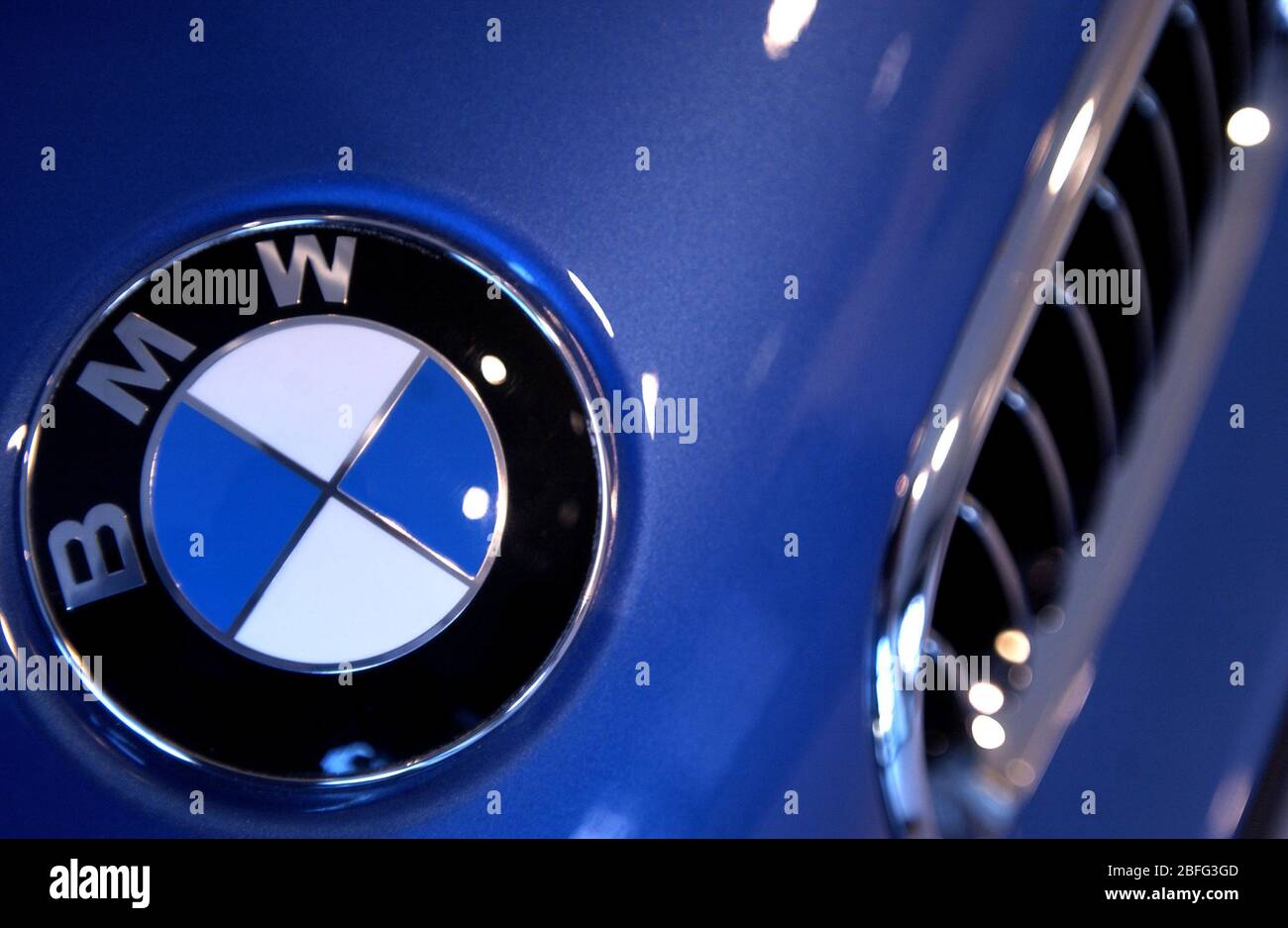Blue bmw badge hi-res stock photography and images - Alamy