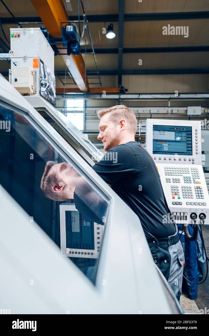 Mechanical lathe hi-res stock photography and images - Alamy