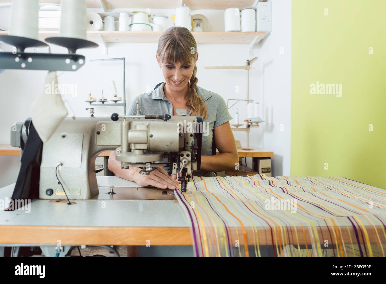 Fabrics sewing machine hi-res stock photography and images - Alamy