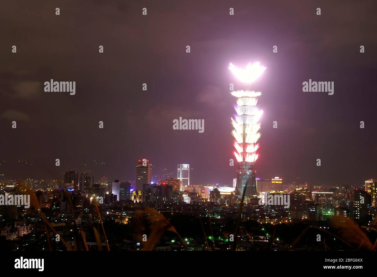 Taipei 101 fireworks hi-res stock photography and images - Alamy