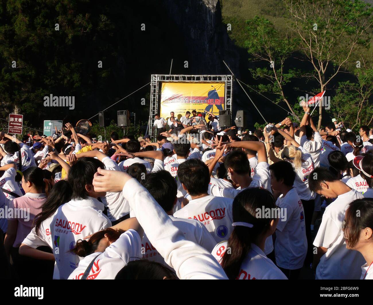 Hualien, NOV 5, 2005 - Many people joining the famous Taroko Gorge ...