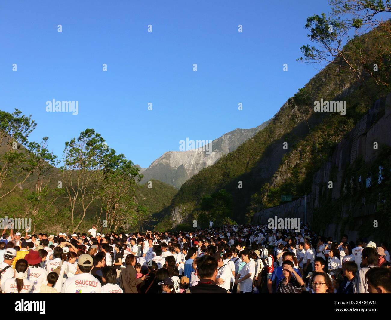 Hualien, NOV 5, 2005 - Many people joining the famous Taroko Gorge ...