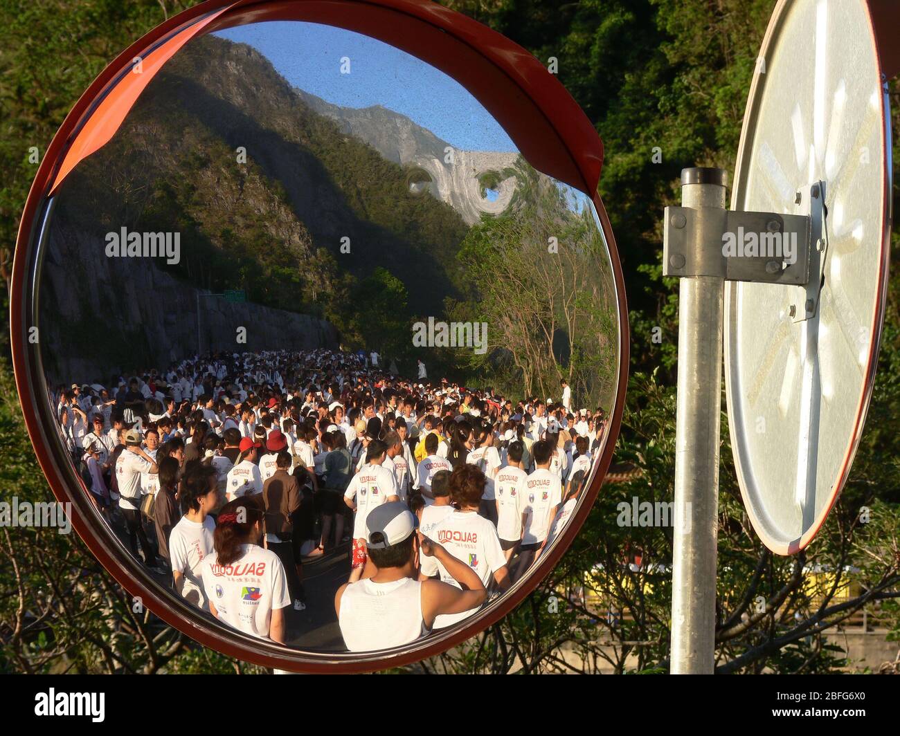 Hualien, NOV 5, 2005 - Many people joining the famous Taroko Gorge ...