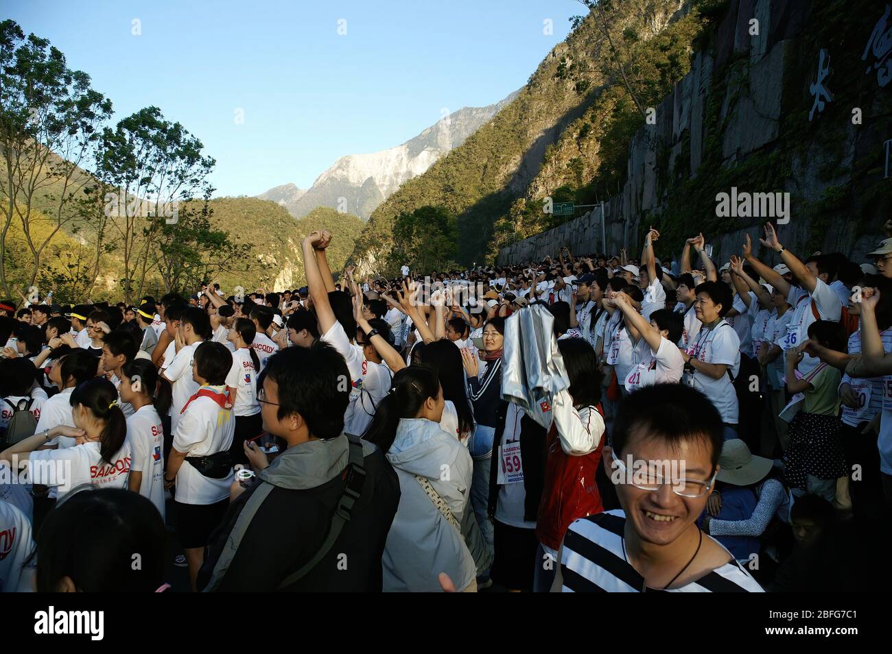 Hualien, NOV 5, 2005 - Many people joining the famous Taroko Gorge ...