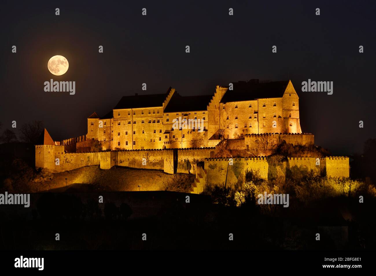 Burghausen castle bavaria night hi-res stock photography and images - Alamy