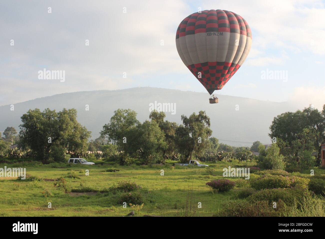 Balloon tour hi-res stock photography and images - Alamy