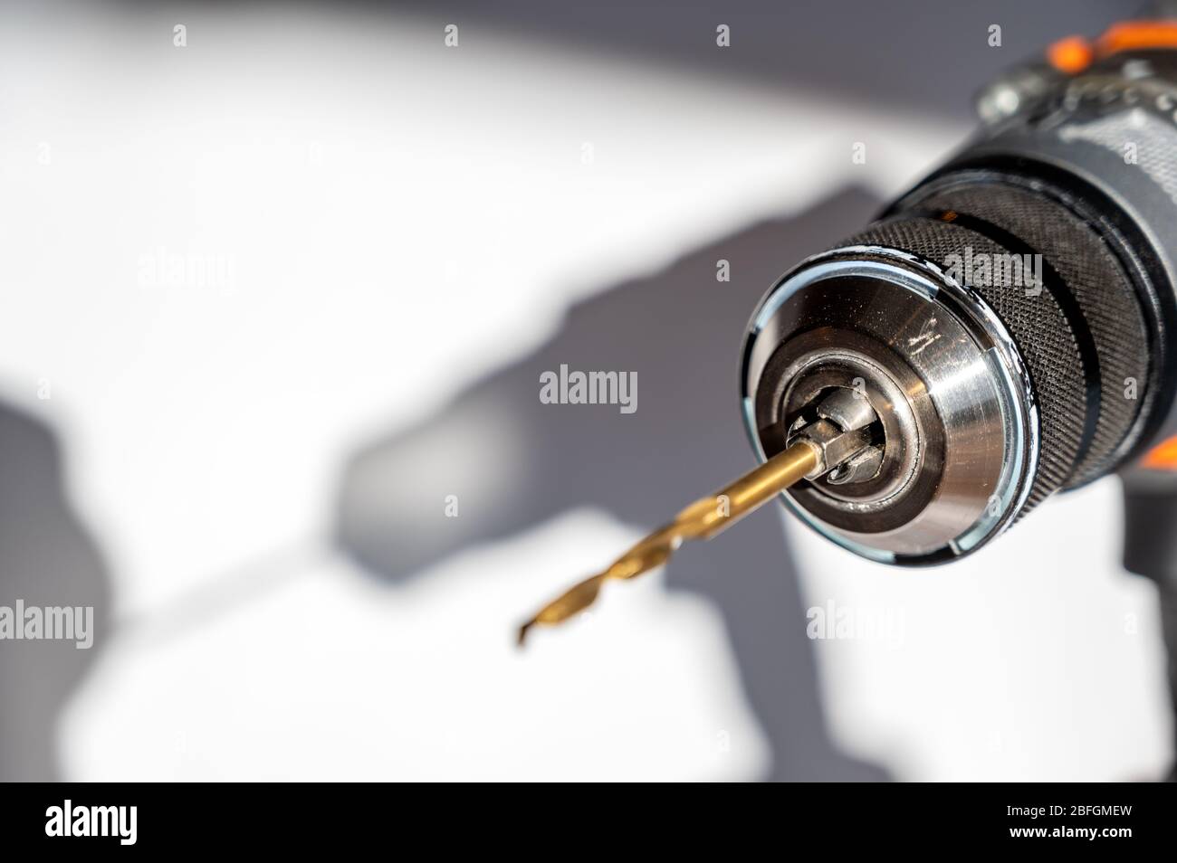metal keyless chuck on an impact driver with drill bit Stock Photo - Alamy