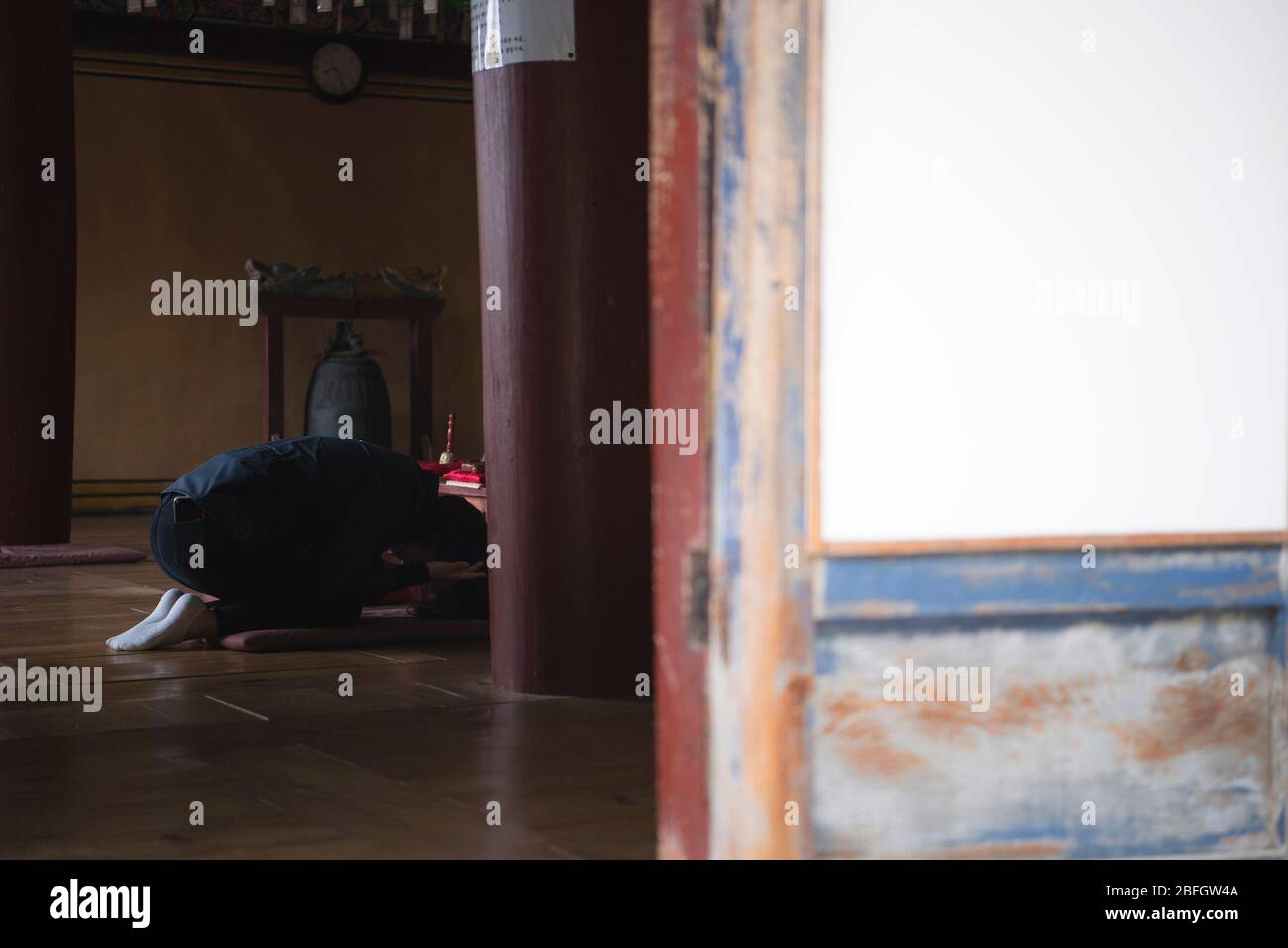 Bowing down hi-res stock photography and images - Alamy