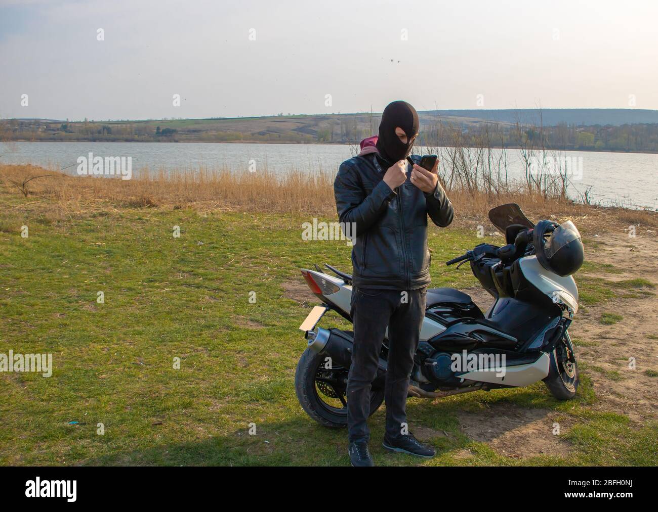 Masked man mobile phone hi-res stock photography and images - Alamy