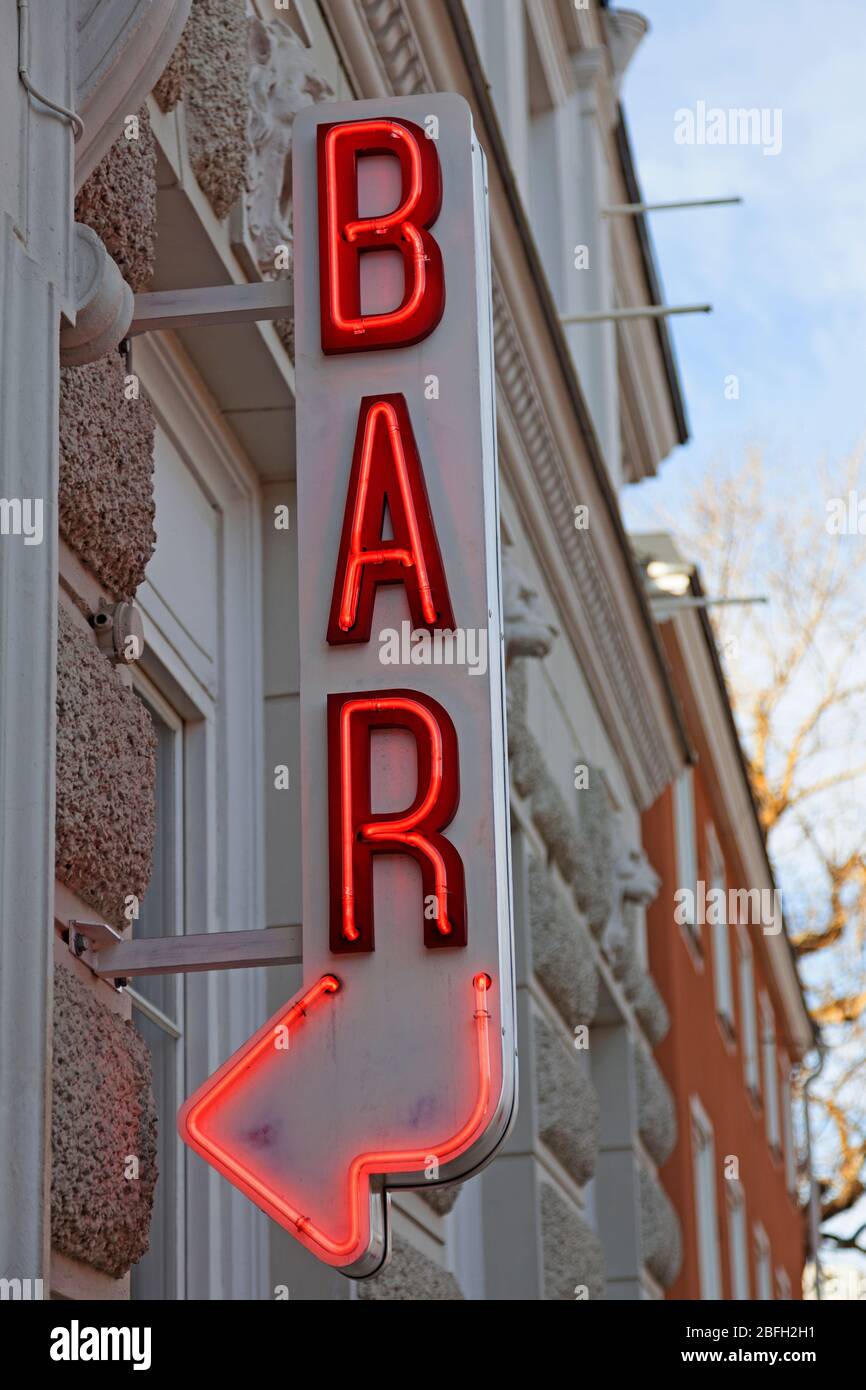 Abstract advertisement arrow hi-res stock photography and images - Alamy