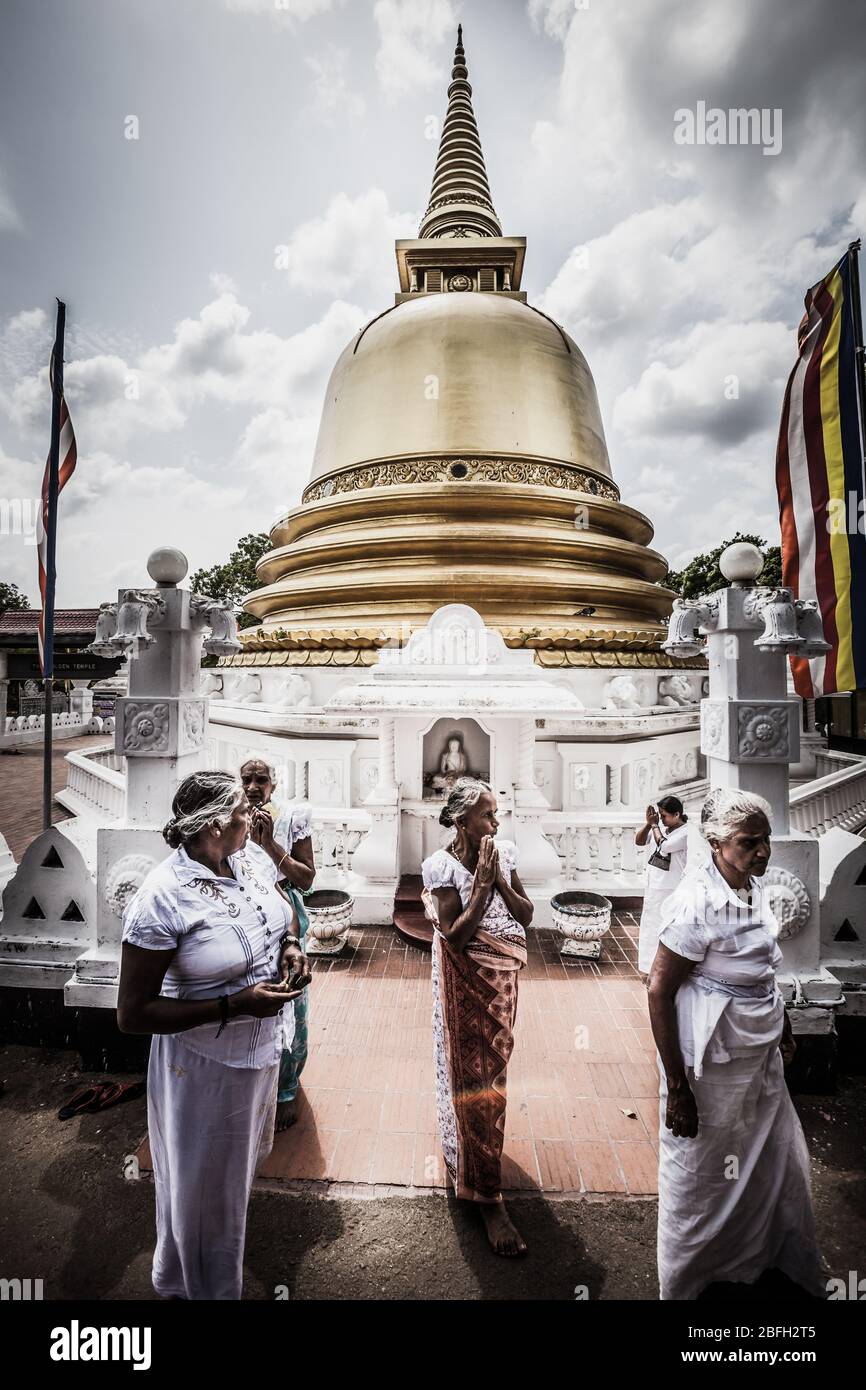 Sri lankan women in temple hi-res stock photography and images - Alamy
