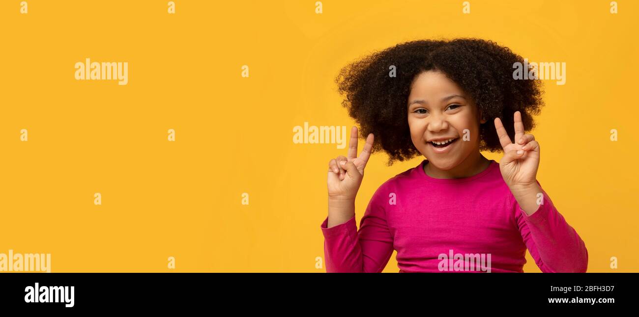 Peace sign african child hi-res stock photography and images - Alamy