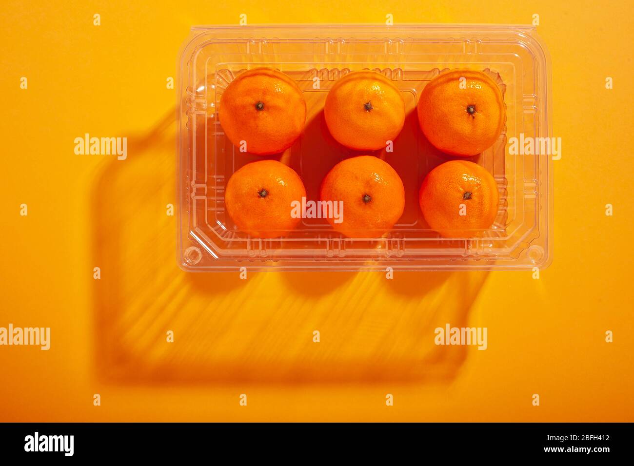 Oranges in a plastic container Stock Photo - Alamy