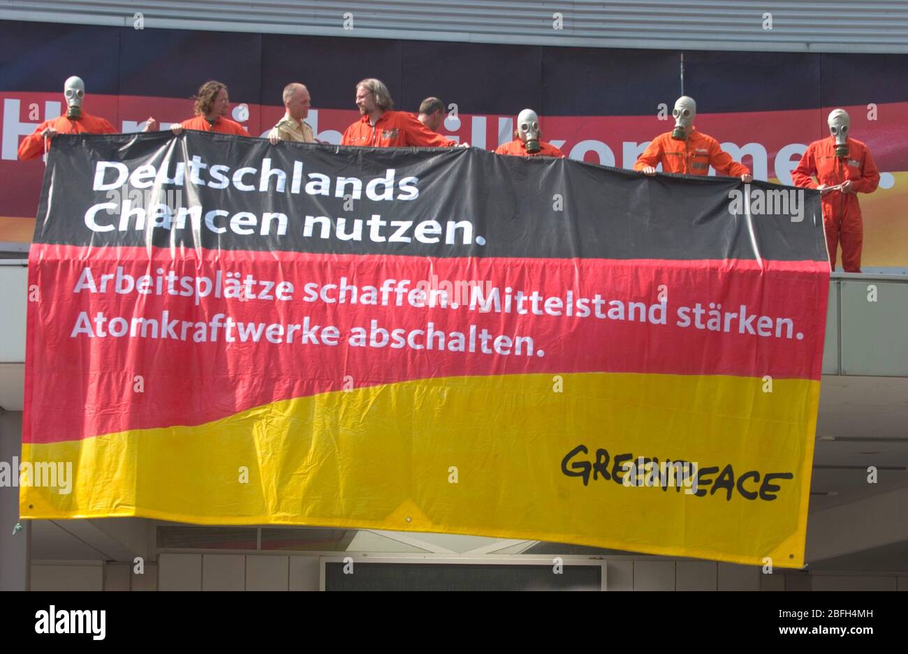 Greenpeace flag hi-res stock photography and images - Alamy