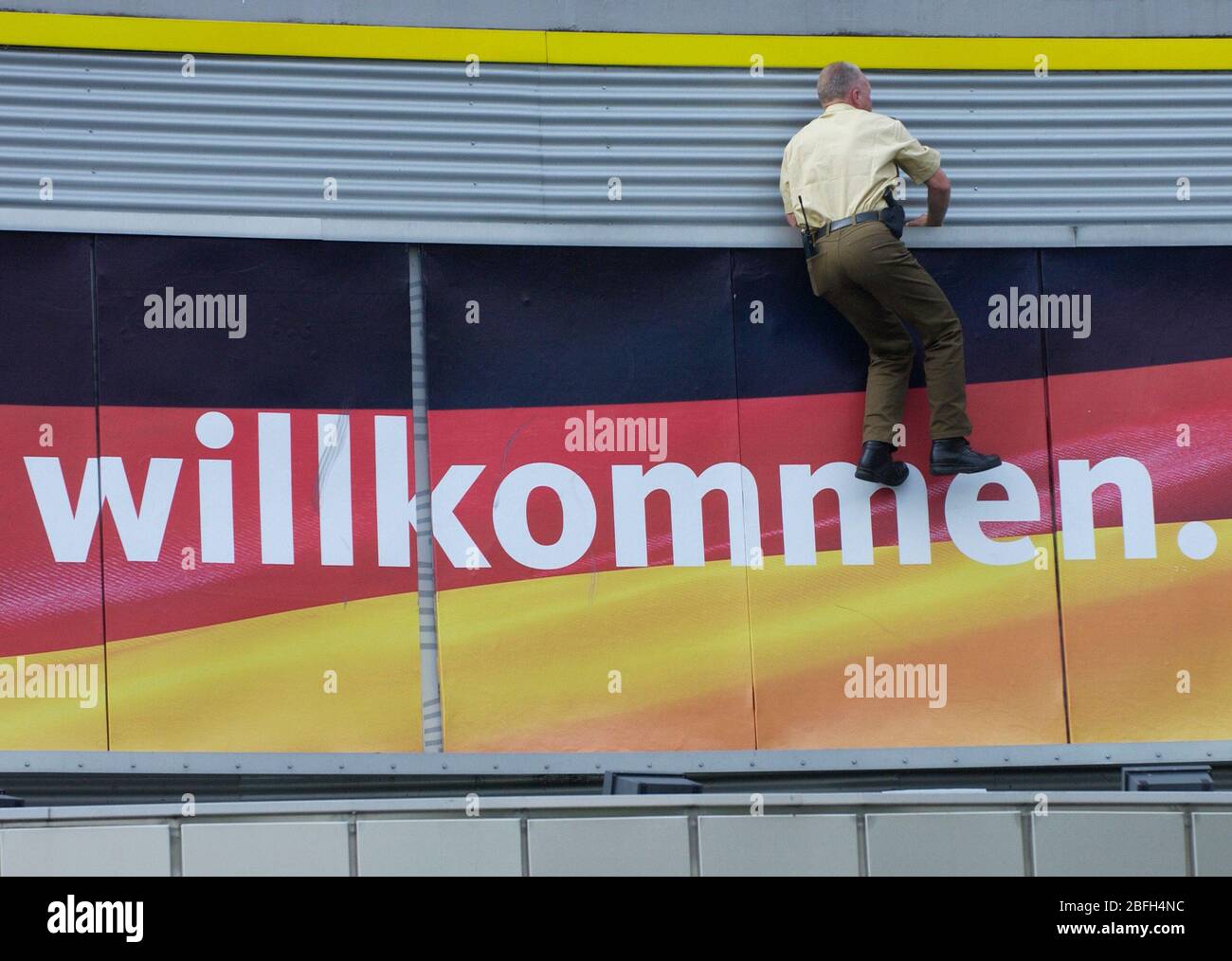 Refugees welcome banner german hi-res stock photography and images - Alamy