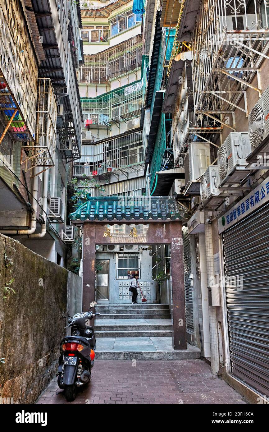 Narrow alley between houses hi-res stock photography and images - Alamy