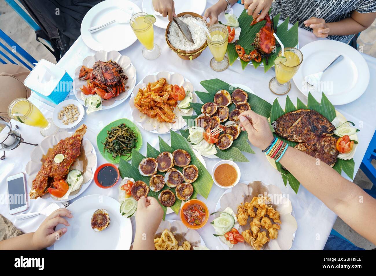 Top view. Eating seafood together on the beach Stock Photo - Alamy