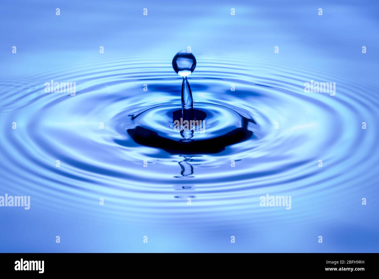 drops falling in blue water Stock Photo - Alamy