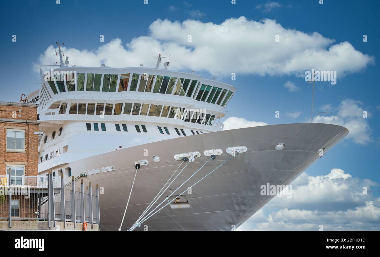 Cruise ship at pier hi-res stock photography and images - Alamy