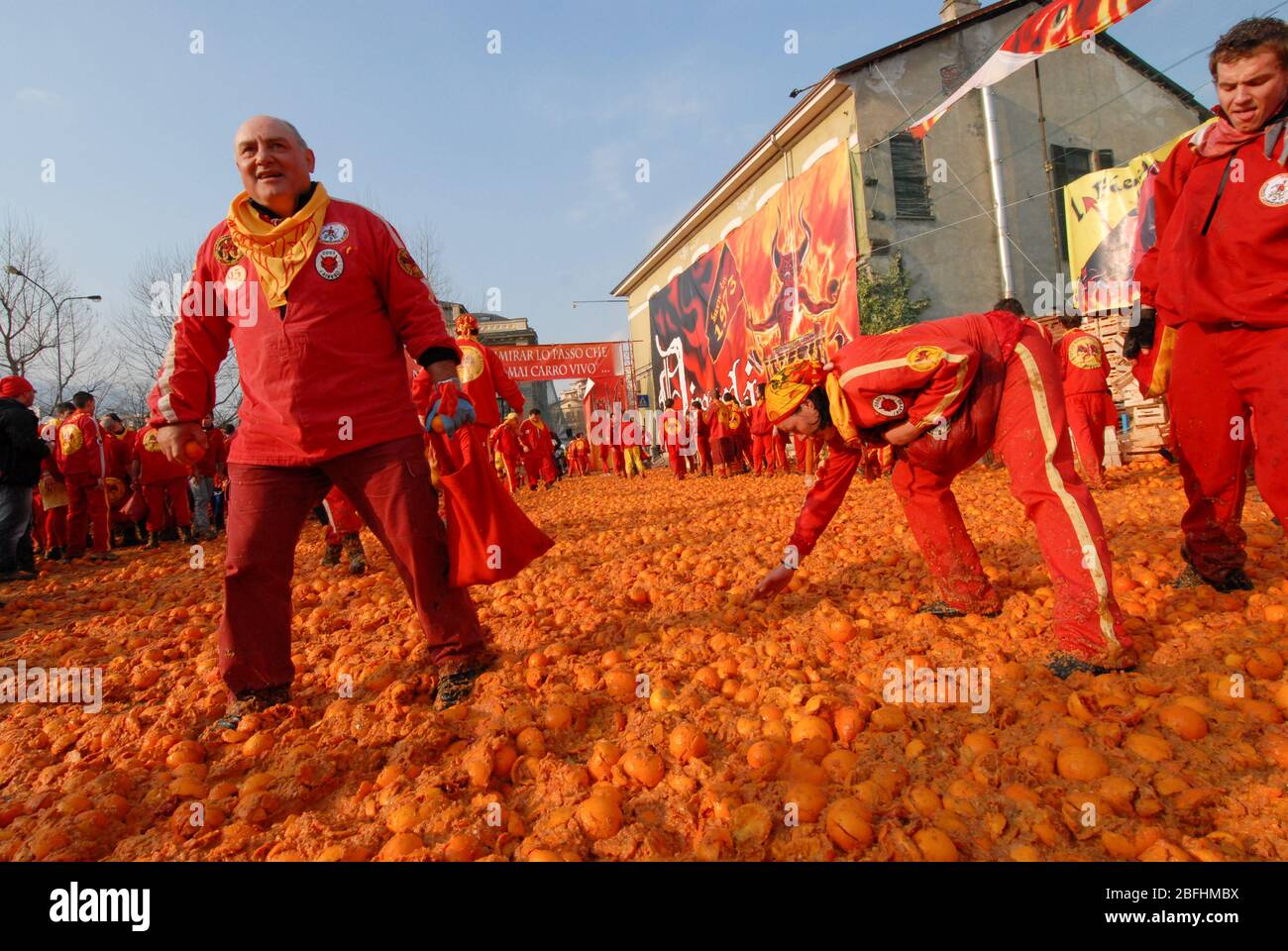 Orange battle at ivrea carnival hi-res stock photography and images - Alamy