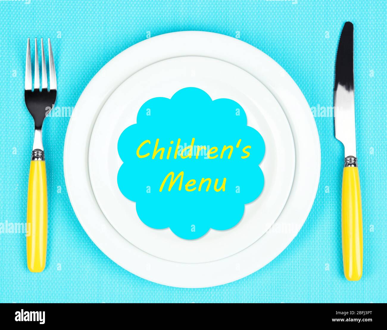 Children at table empty plate hi-res stock photography and images - Alamy