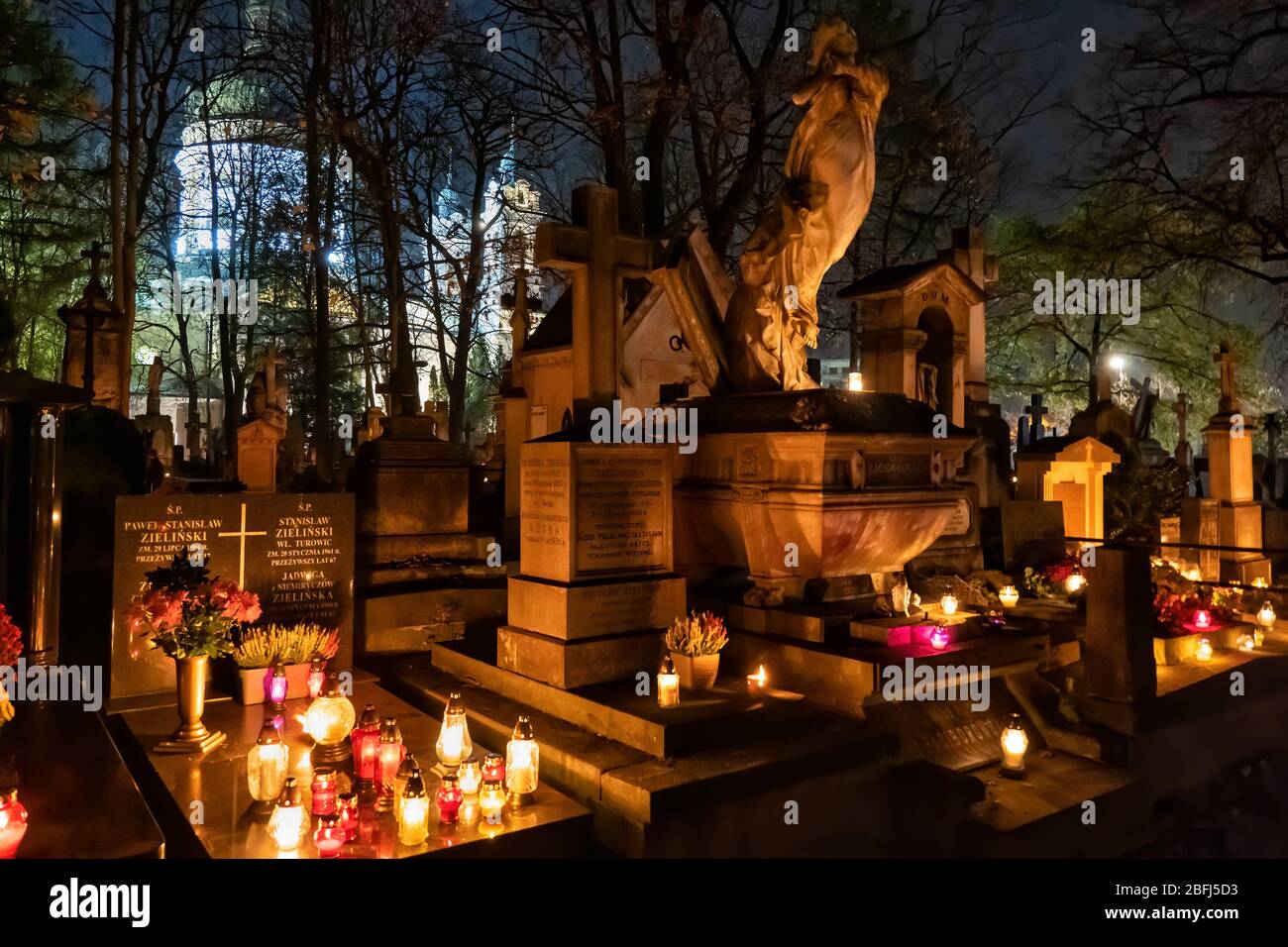 Cemetery graveyard night hi-res stock photography and images - Alamy