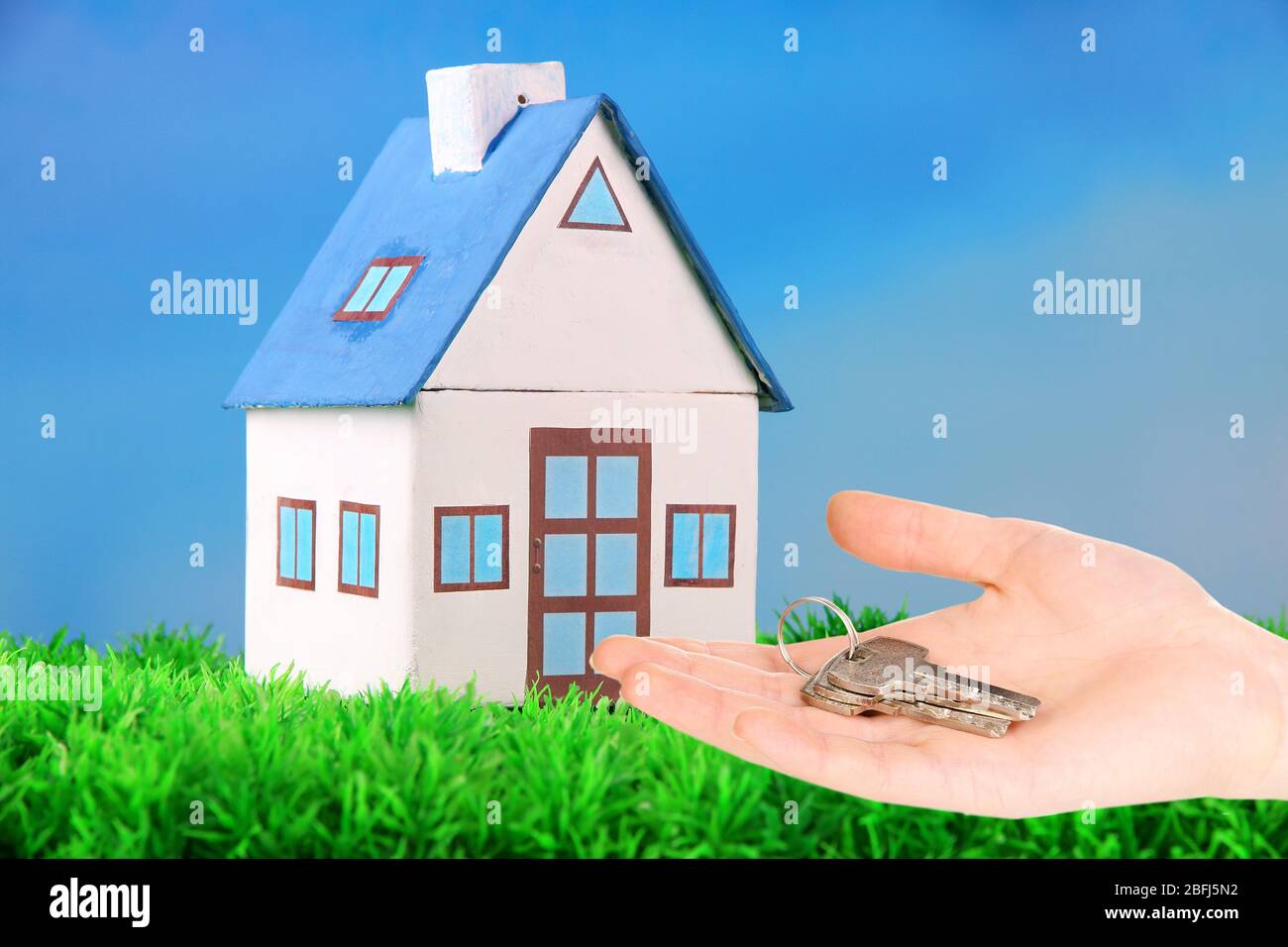 Key in hand and house model, Real estate concept Stock Photo - Alamy