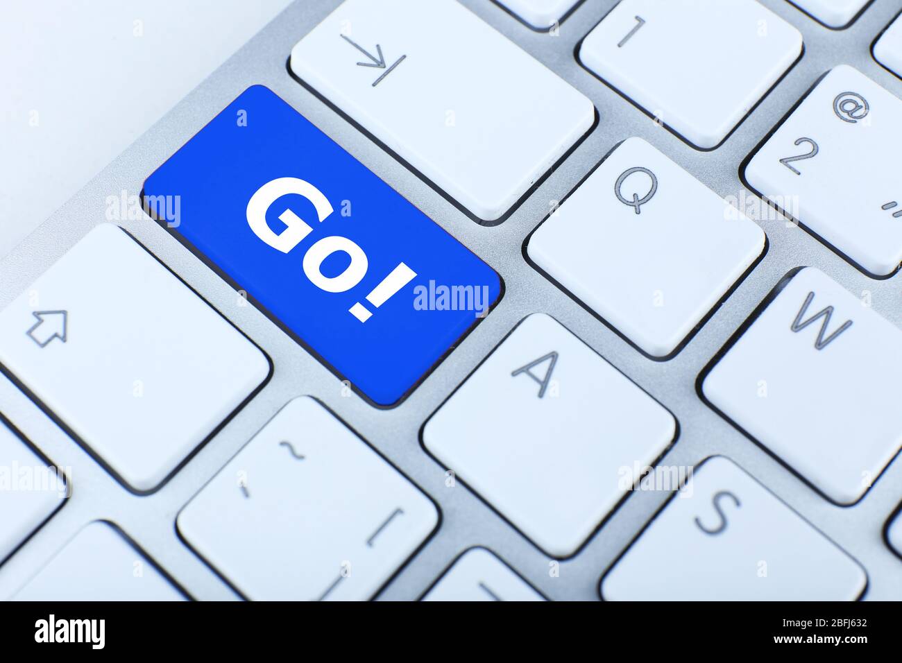 Go search button hi-res stock photography and images - Alamy