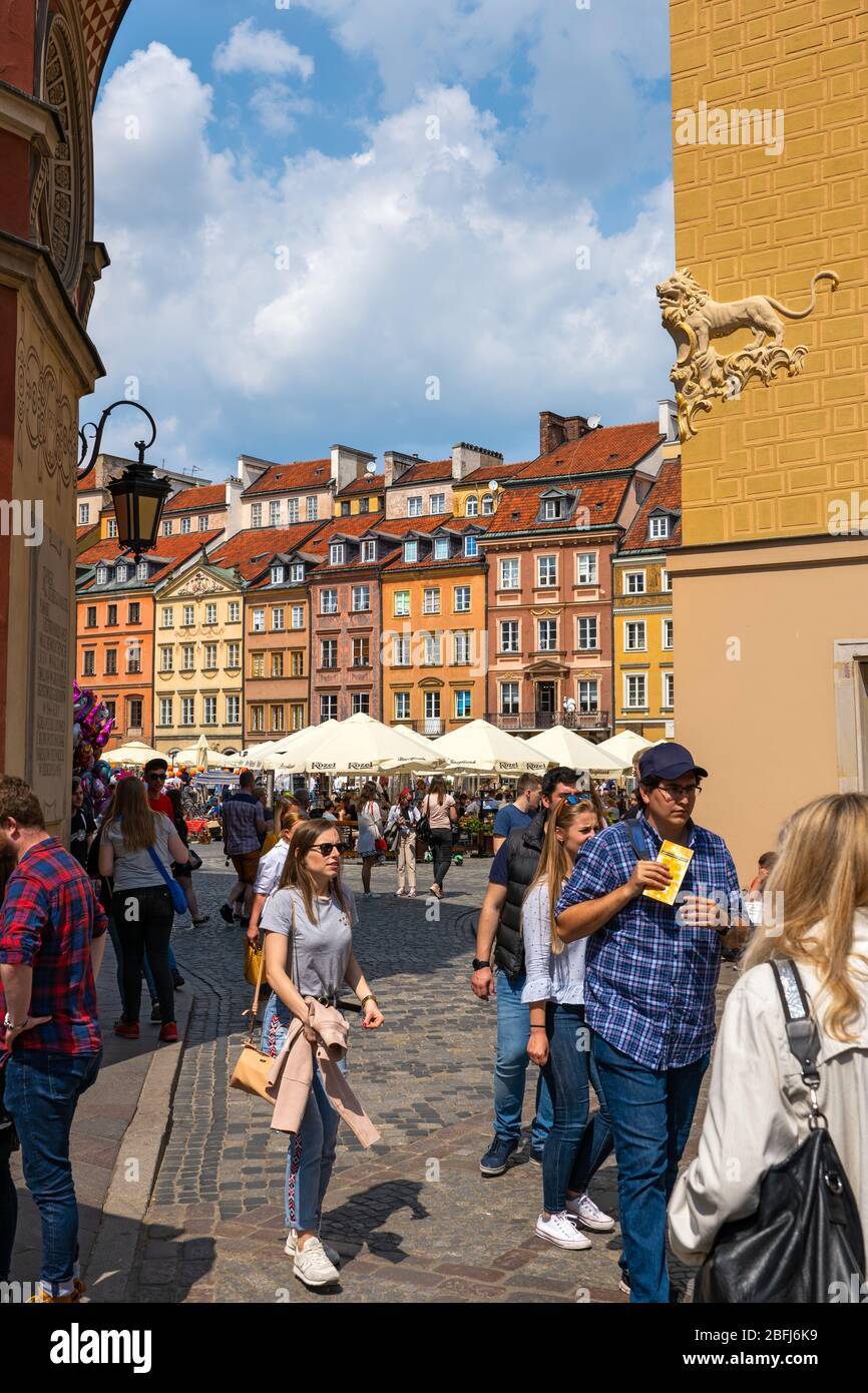 Group of people, tourists sightseeing in the the Old Town of Warsaw ...