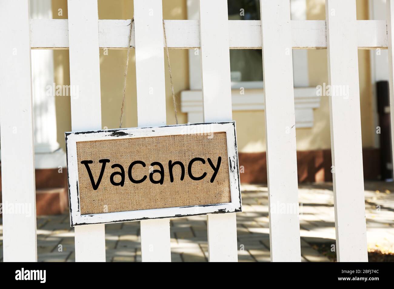 Signboard with text Vacancy near hotel Stock Photo - Alamy