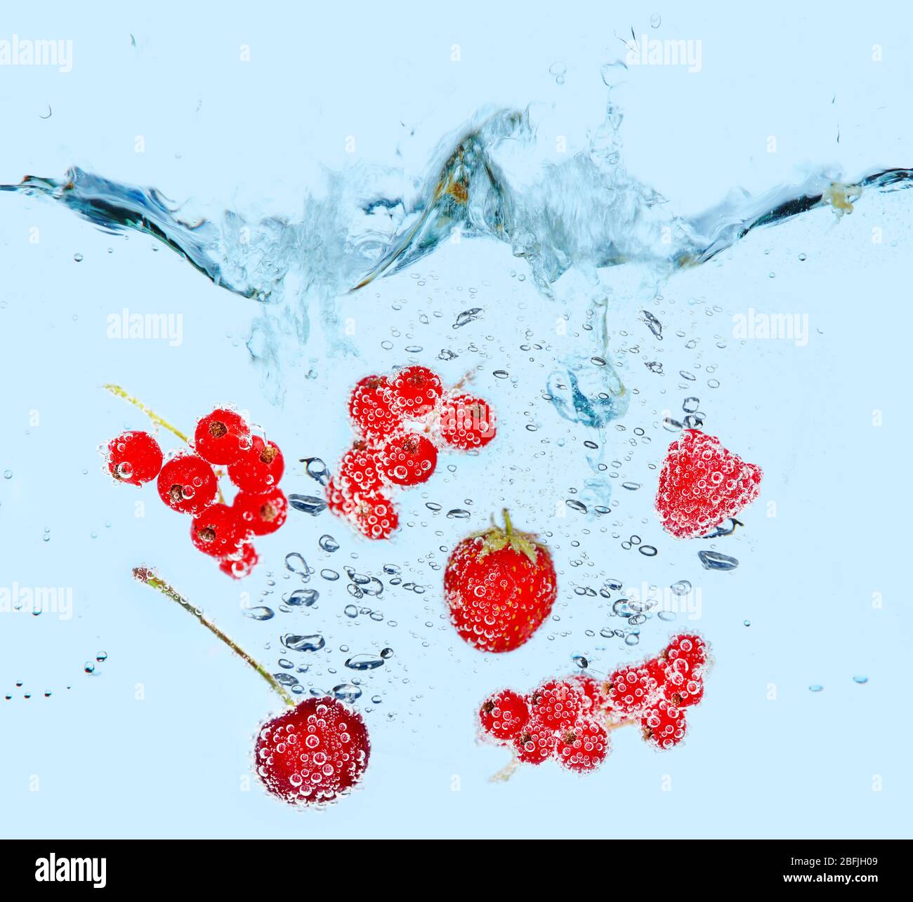 Soda water bubbles splashing underwater hi-res stock photography and ...