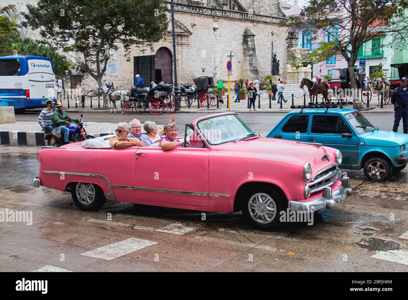 havana street scene,old vintage cars in havana,cuba havana,havana roads ...