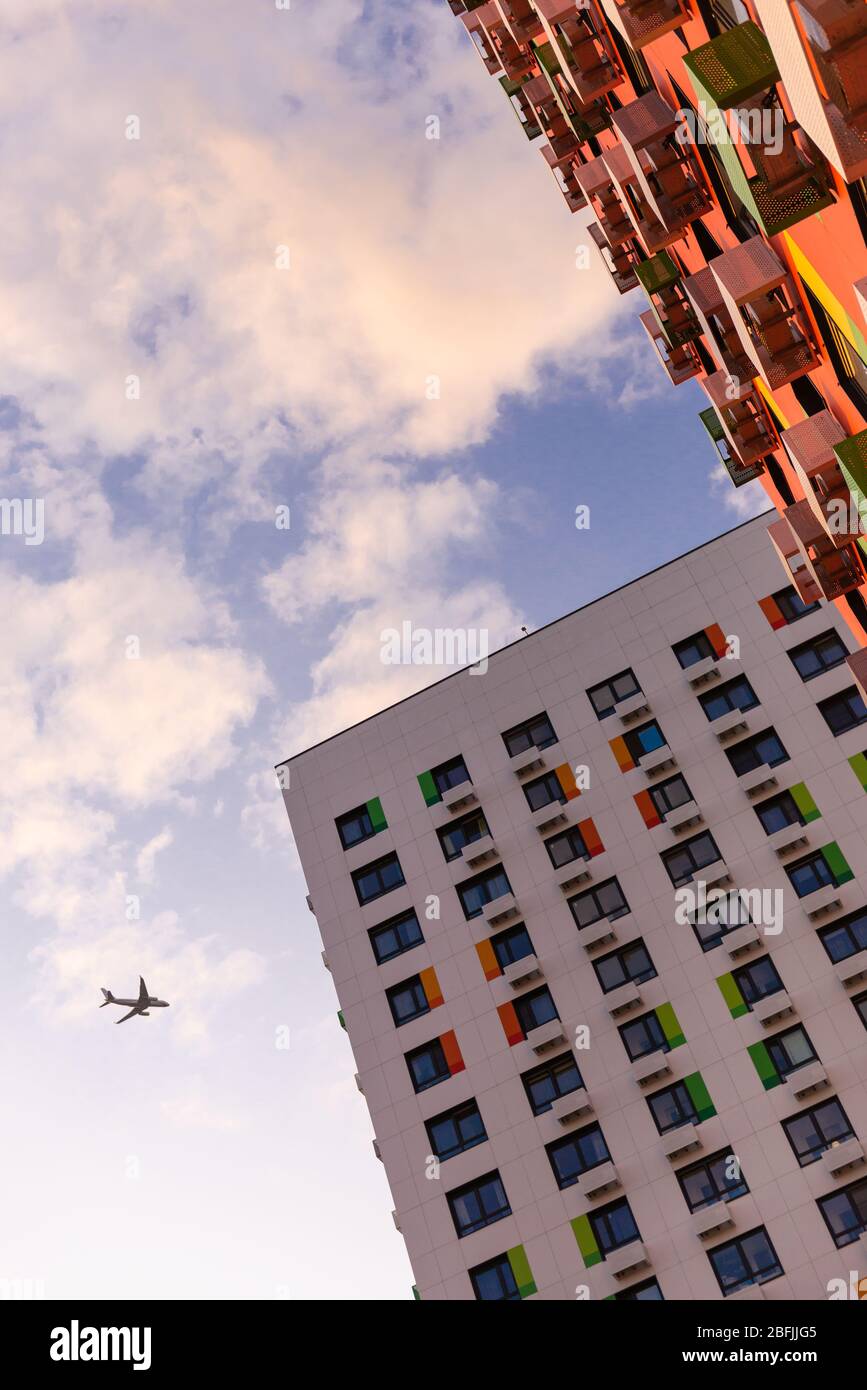 Airplane flying over high buildings hi-res stock photography and images ...