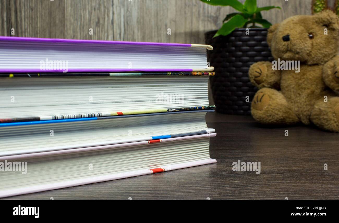 Children reading books table hi-res stock photography and images - Alamy