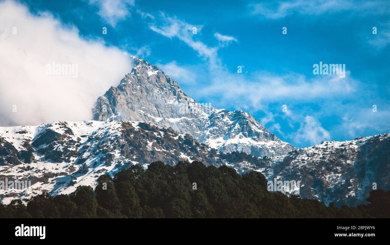 Mountain view of the Himalayas in Dharamshala, Himachal Pradesh Stock ...