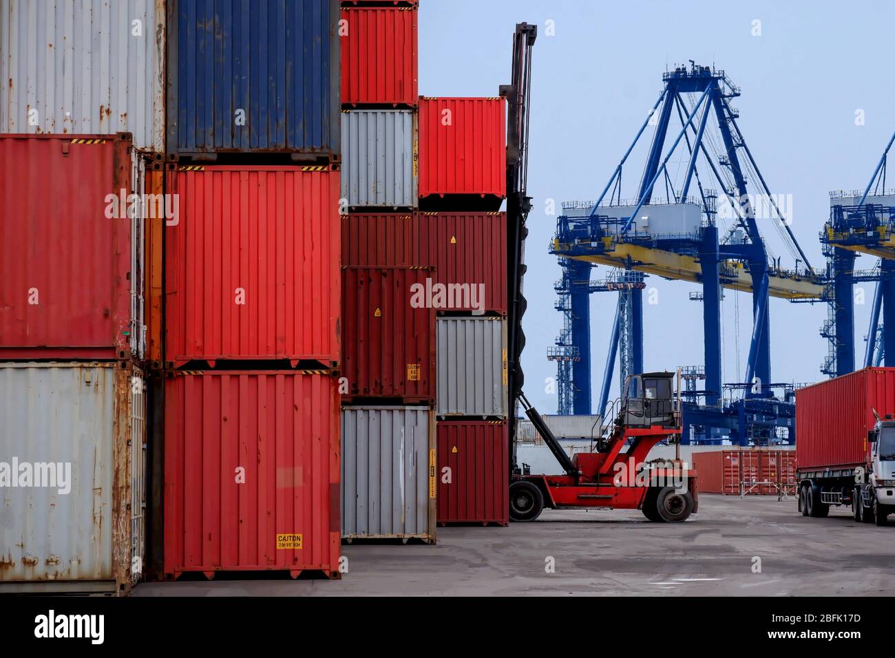 Empty container stacker hi-res stock photography and images - Alamy